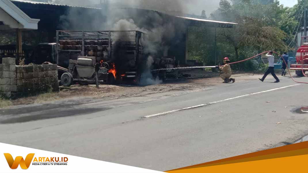 Percikan Api Las Sambar Truk LPG, Kobaran Api Bakar Rumah Dan Kendaraan ...