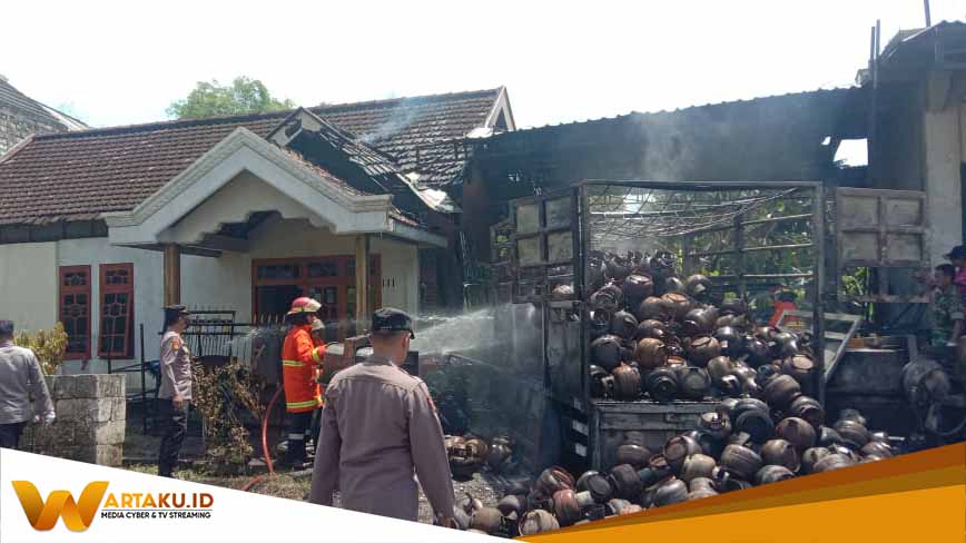 Percikan Api Las Sambar Truk LPG, Kobaran Api Bakar Rumah Dan Kendaraan ...